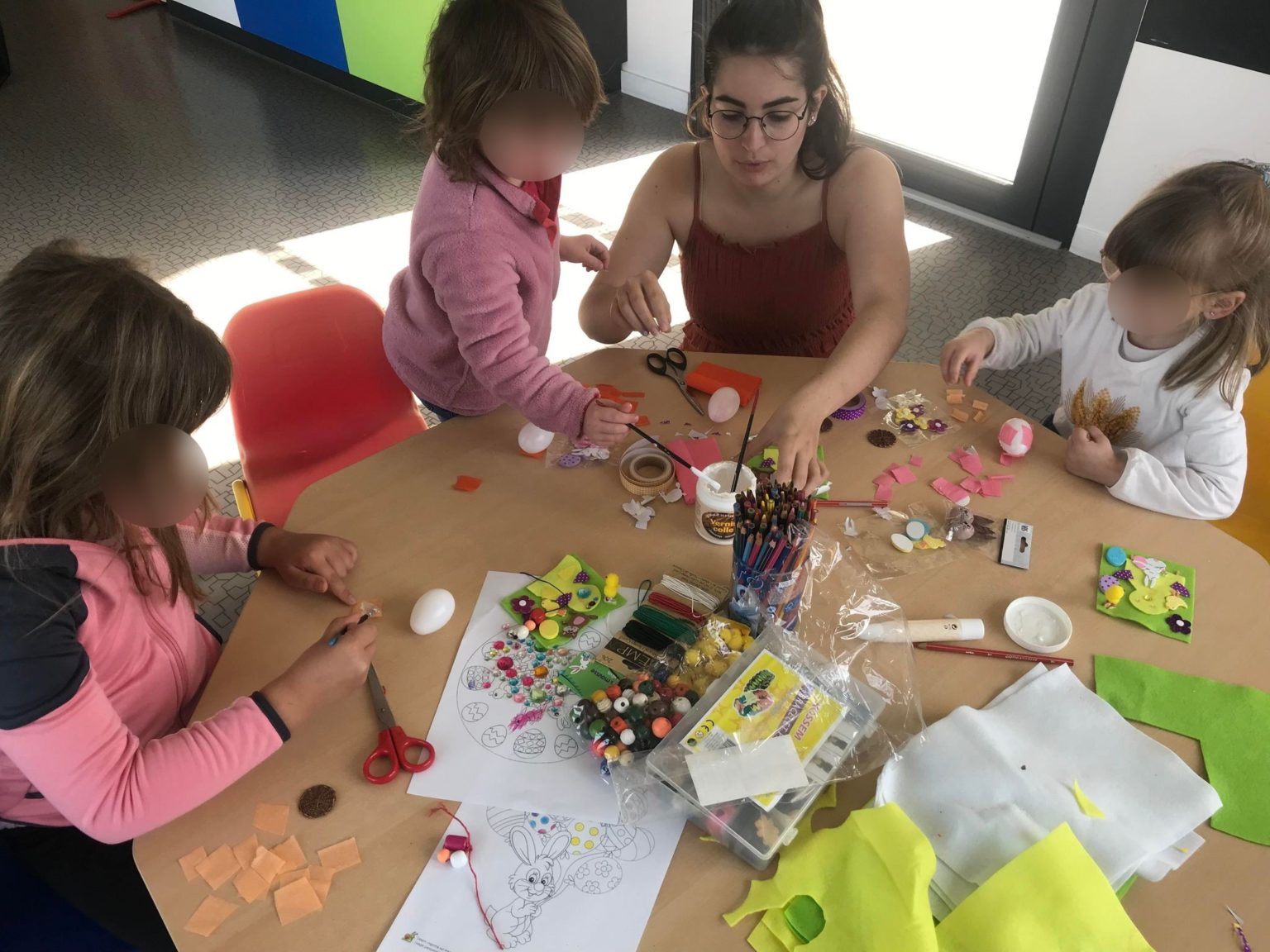 plusieurs enfants floutés 26 mars